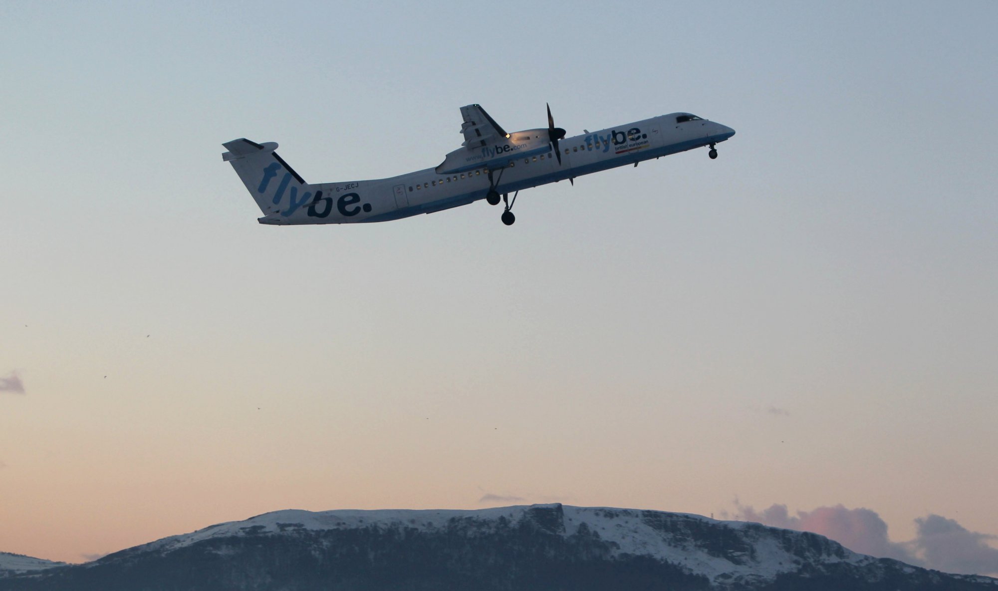 Britse luchtvaartmaatschappij Flybe stopt: 'Kom niet naar vliegveld'