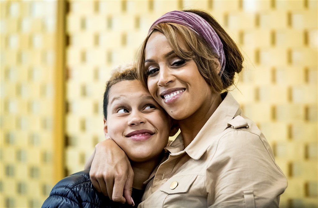 Zoontje Glennis Grace showt zijn danstalent