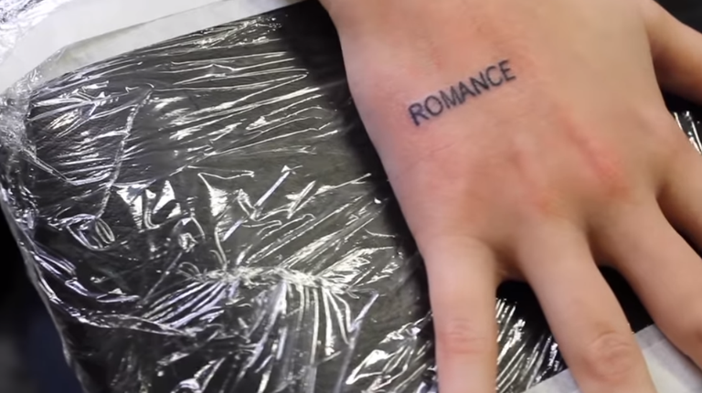 Matching tattoos voor EOTB-Viktor en Donnie