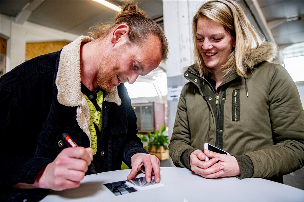 Het Rotterdam Project-Patrick straalt tijdens opening expo