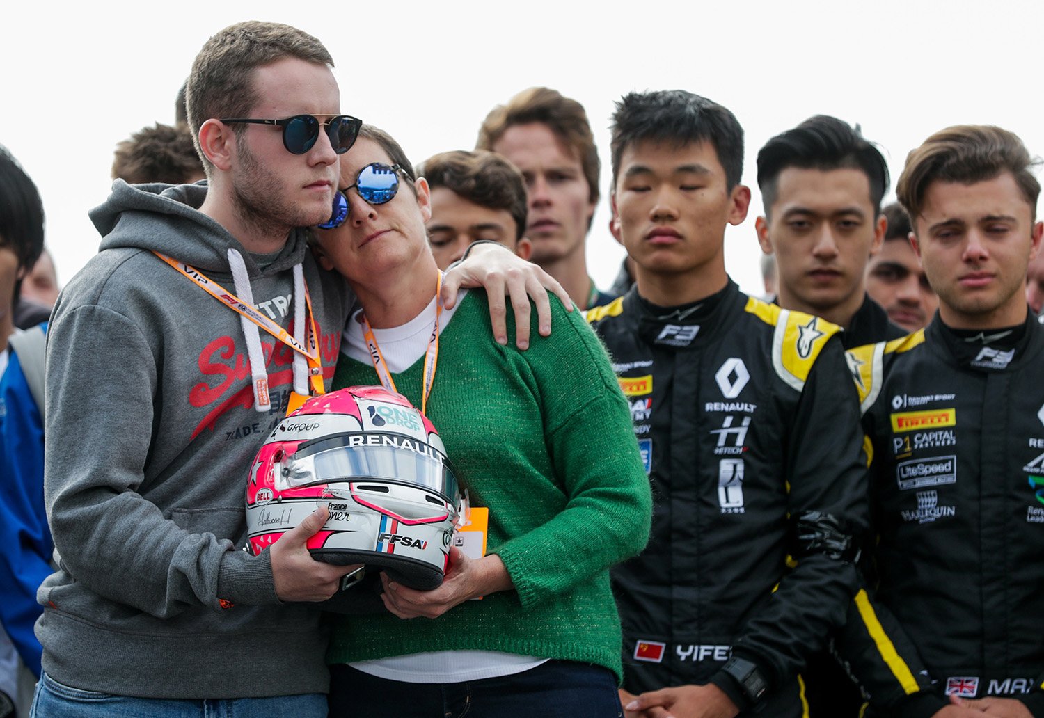 Steunbetuiging coureurs aan familie gecrashte Anthoine Hubert