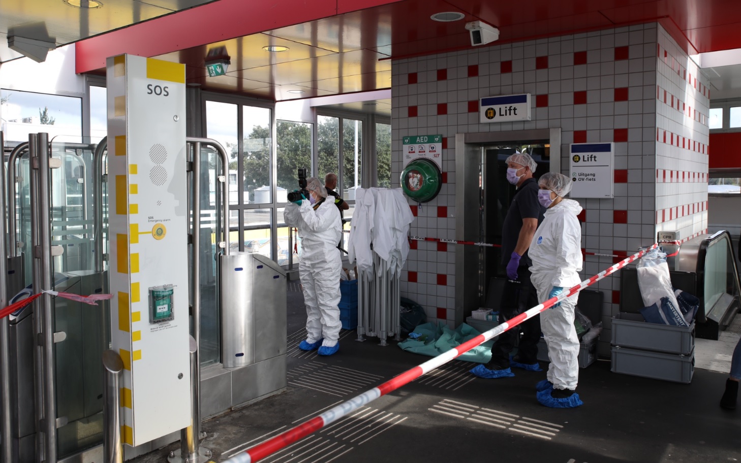 Dode bij steekpartij op metrostation Rotterdam, dader is spoorloos