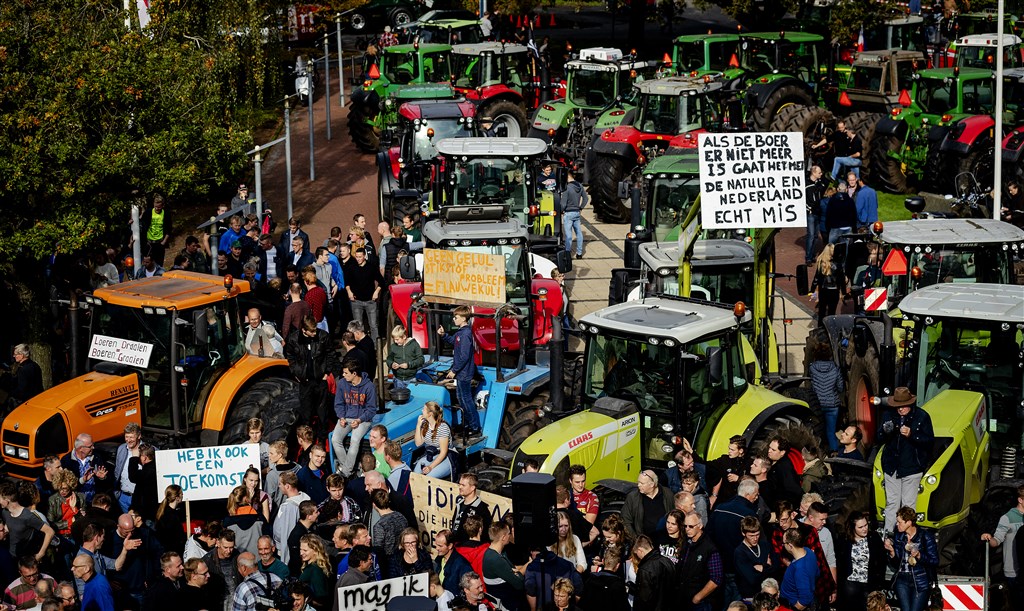 Provincies trekken nieuwe stikstofregels in na protesten van boeren