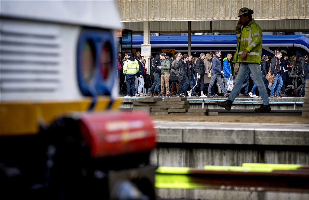 Nieuwe cao voor medewerkers ProRail , staking van de baan