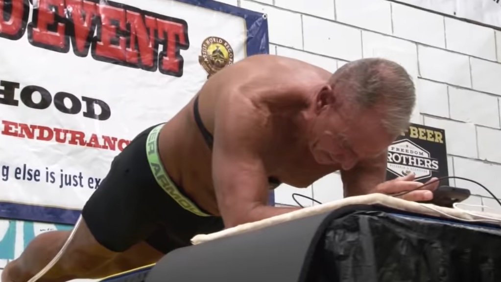 Amerikaan (62) verbreekt wereldrecord 'planking': 8 uur in zelfde houding