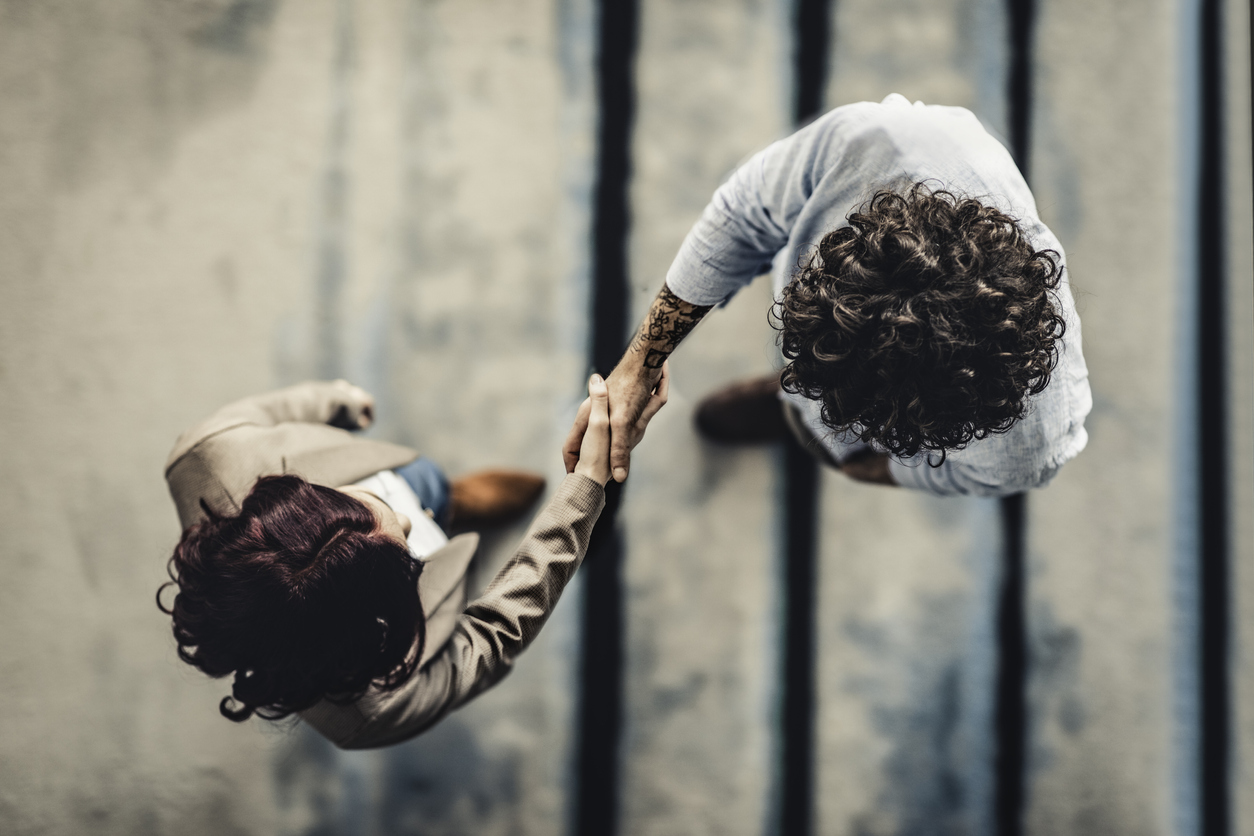 Poll: op welke manier begroet jij mensen nu je geen handen mag schudden?