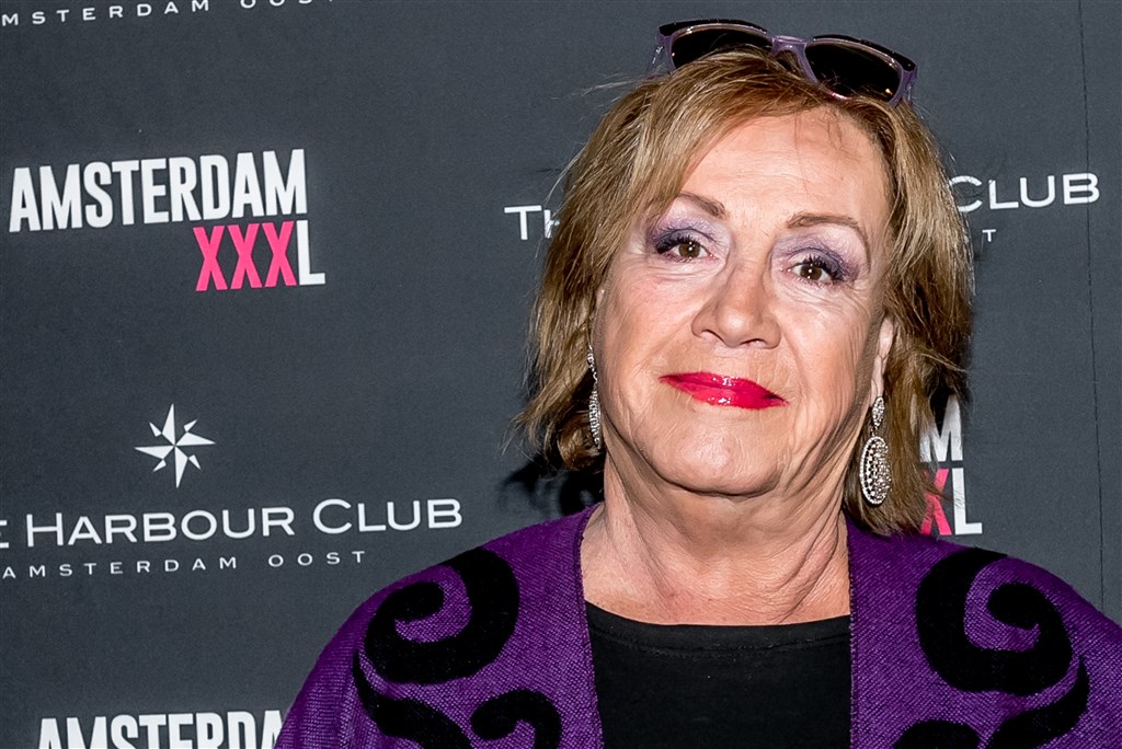 Viola Holt denkt magnetisch te zijn na contact met gevaccineerde