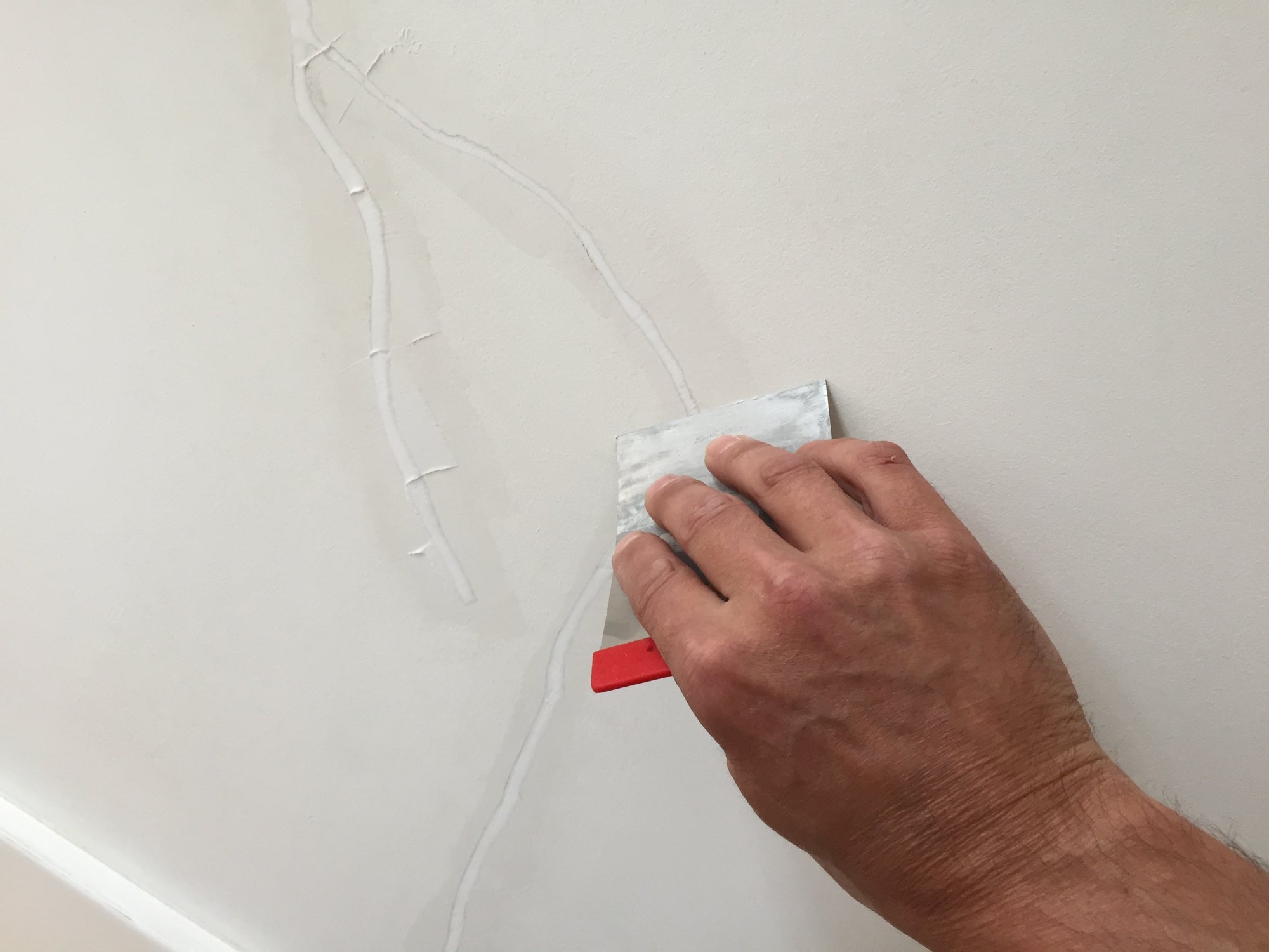 Gaten of scheurtjes in de muur? Zo maak je de muur weer glad!