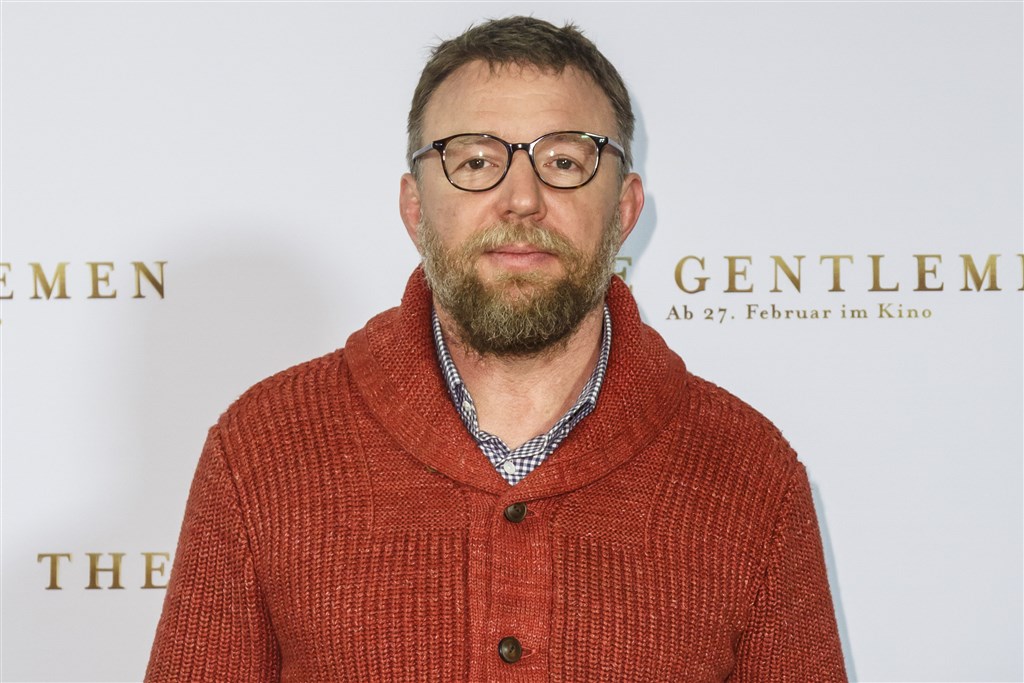 Guy Ritchie rijbewijs kwijt na telefoongebruik in het verkeer