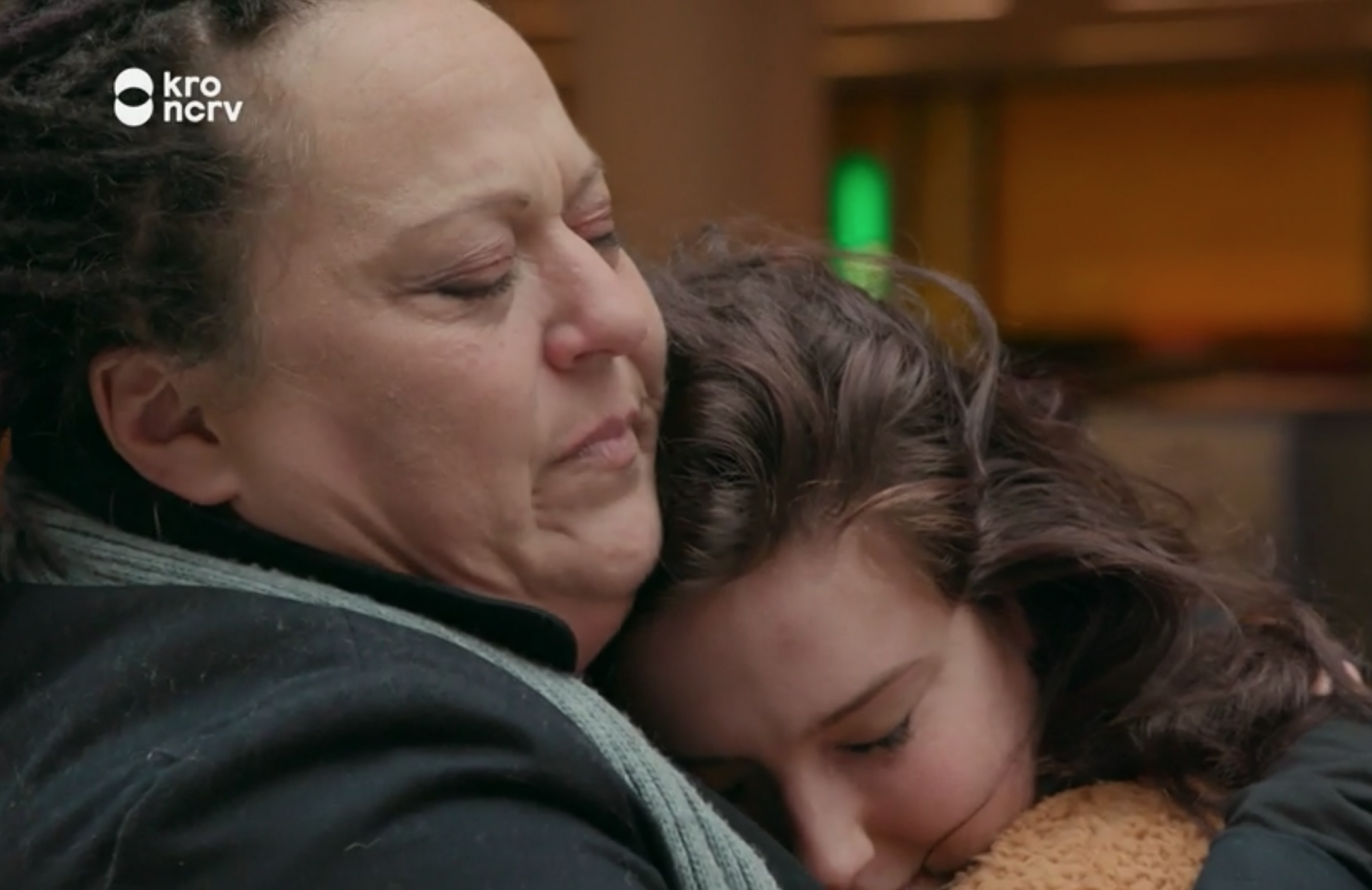 Moeder en dochter zien elkaar weer na 10 jaar in Hello Goodbye