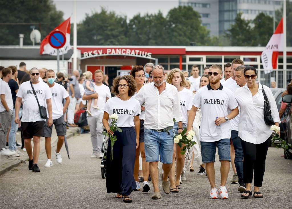 Stille tocht voor doodgeschoten Bas (24): 'Lieve jongen en soms knettergek'