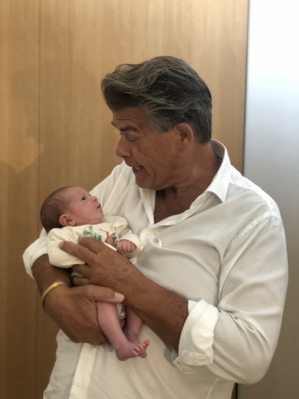 Tjakka! Emile Ratelband voor de achtste keer vader