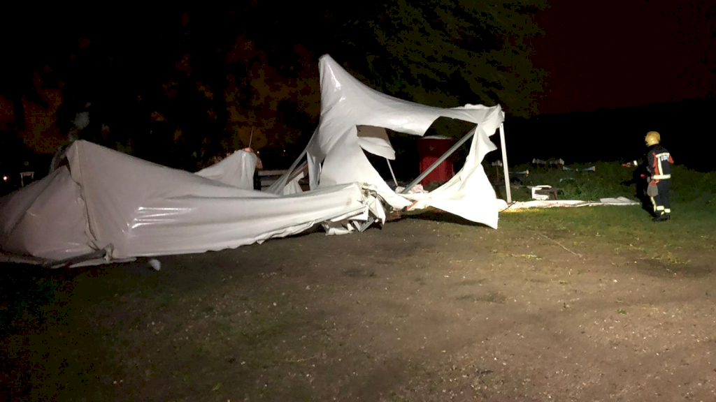 Omgewaaide bomen en rondvliegende tenten, dit is de schade van de ...