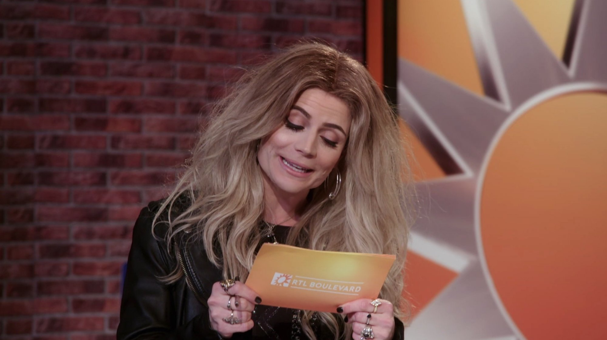 Nikkie drijft spot met zichzelf en lanceert 'bla bla bla'-kleding