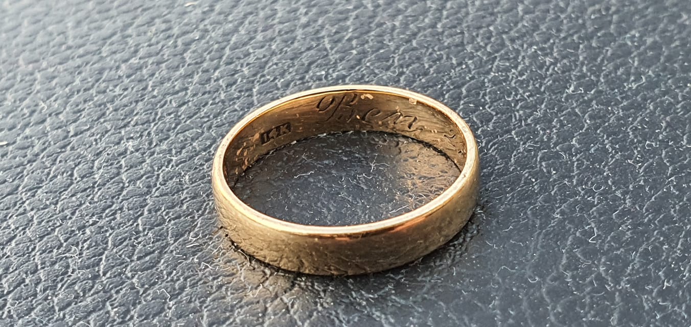 Wie mist een trouwring met inscriptie 'Ben'? 'Over elf dagen zestig ...