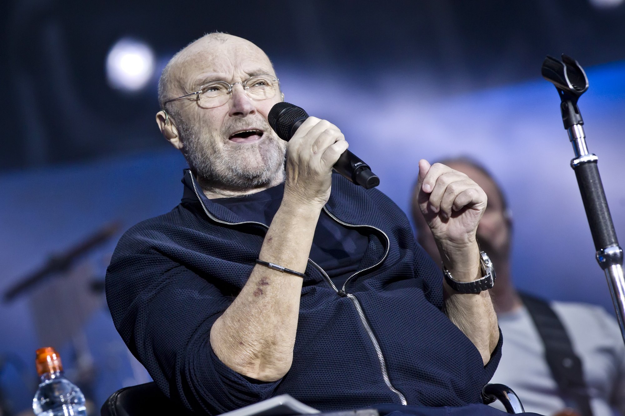 Phil Collins opgenomen in ziekenhuis vanwege knieoperatie