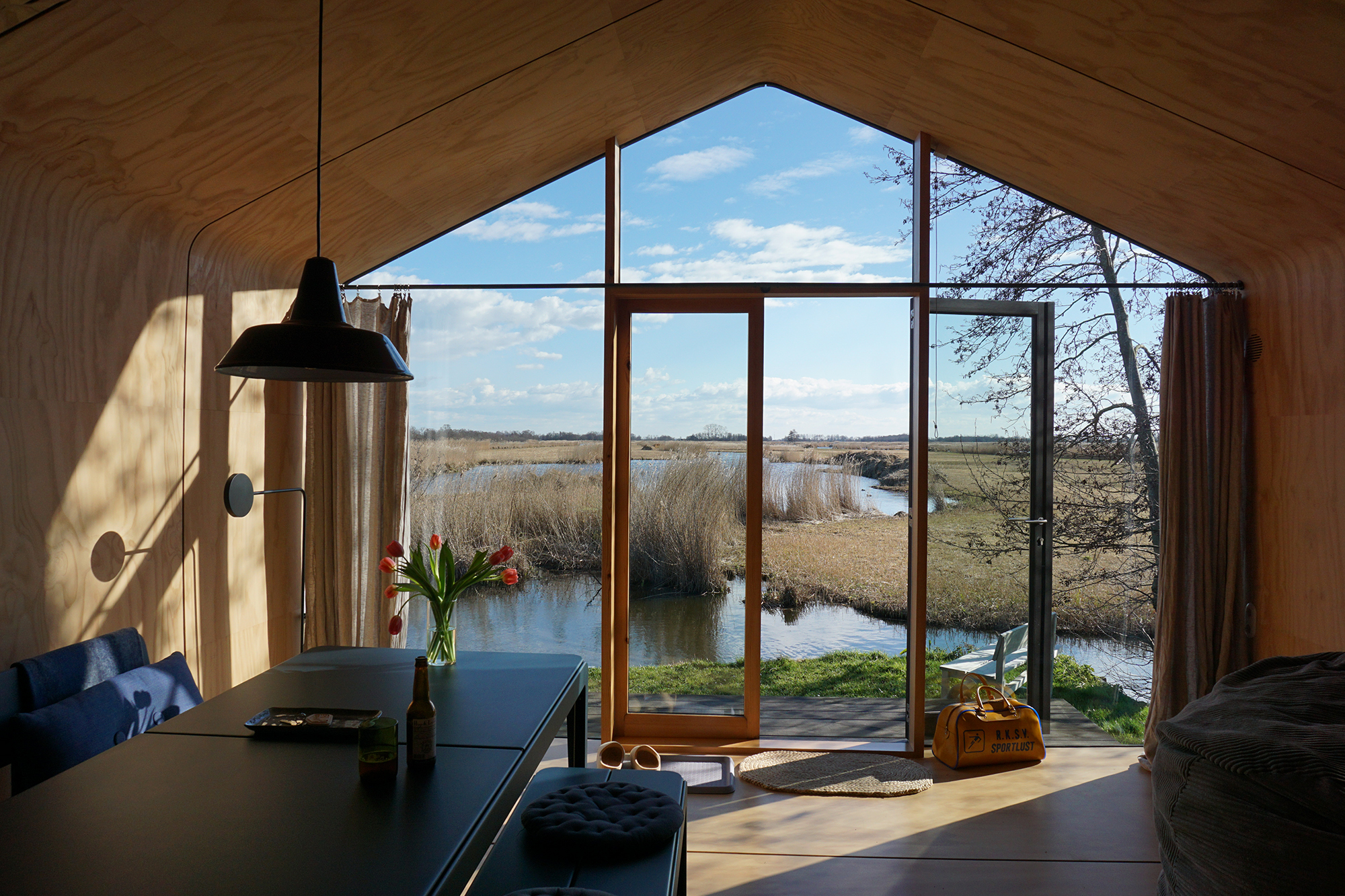 Slapen in een huisje van karton