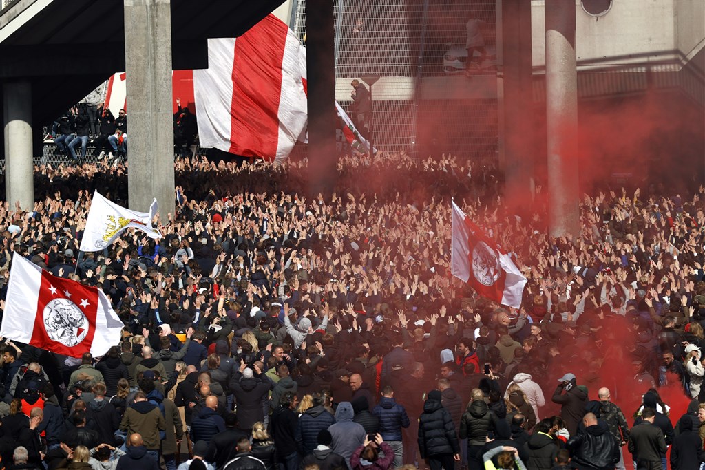 Ajax wint landstitel, duizenden fans op de been in Amsterdam