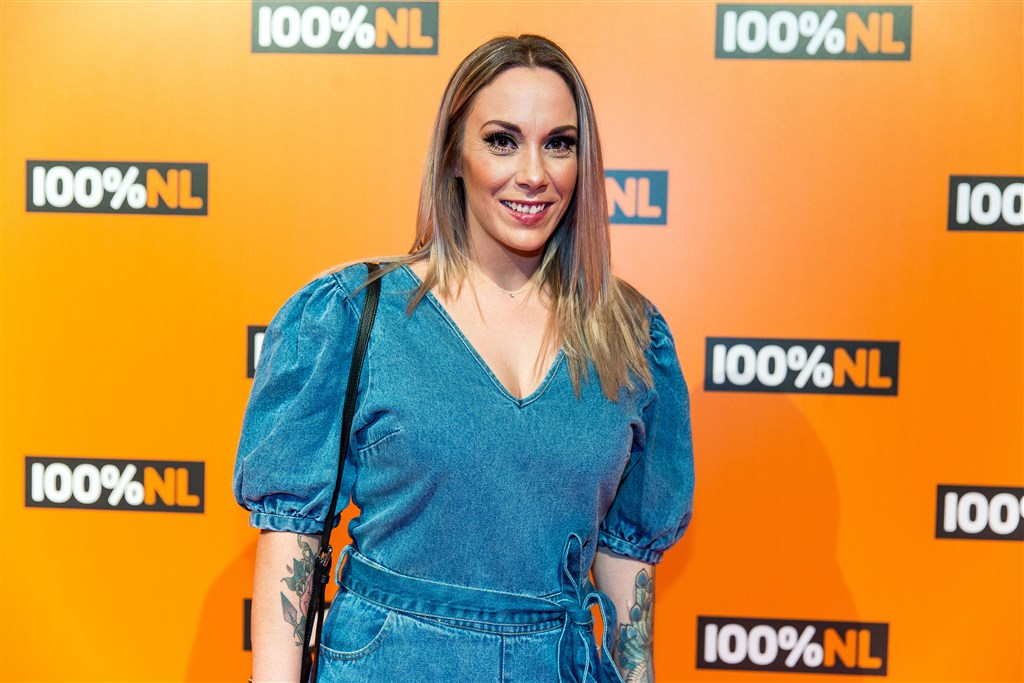 Lisa Lois deelt foto van beginnende babybuik