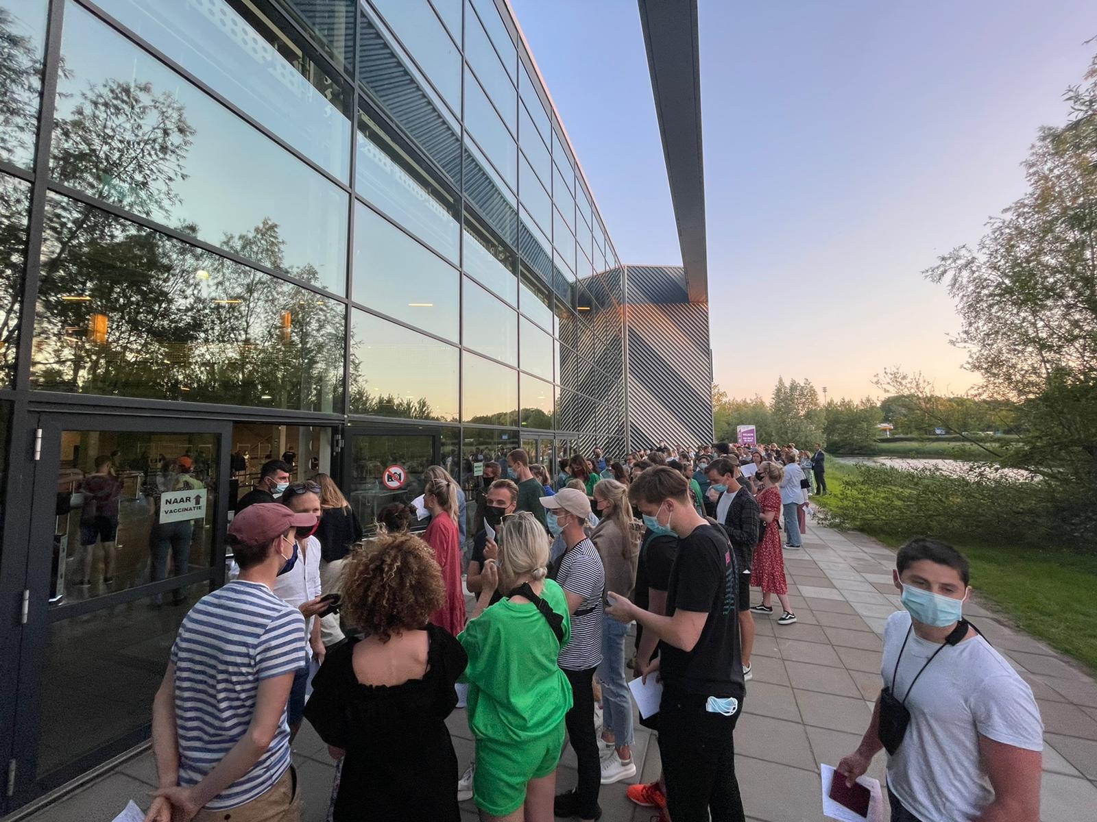 GGD Utrecht deelt 1200 vaccins uit na stroomstoring, honderden mensen ...