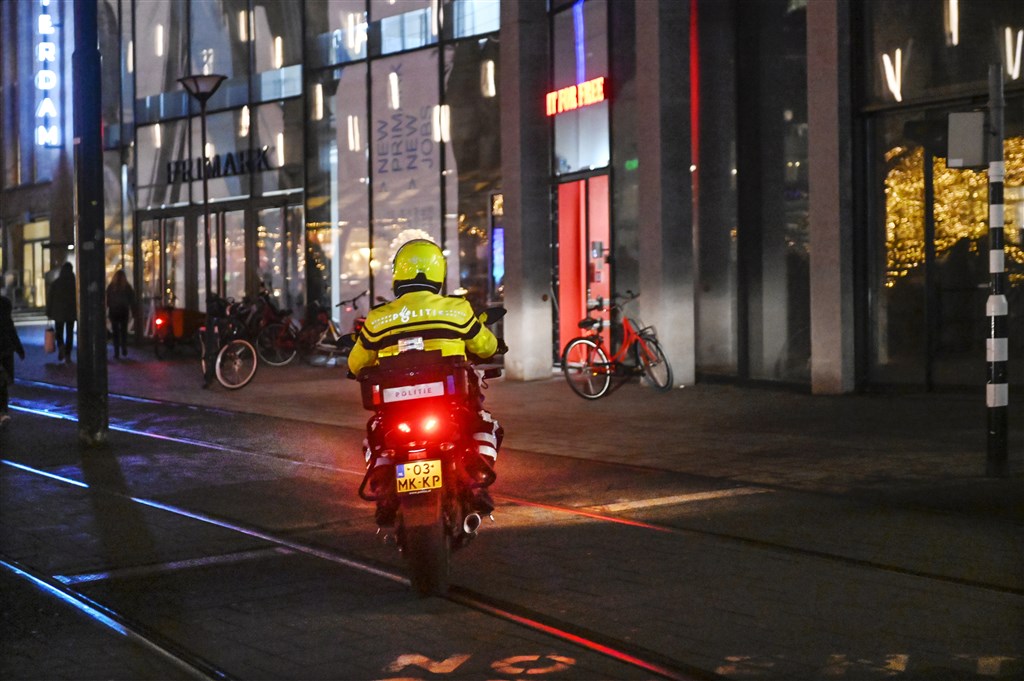 Motoragent Rotterdam belaagd door quadrijder: 'Aan verwondingen ontsnapt'
