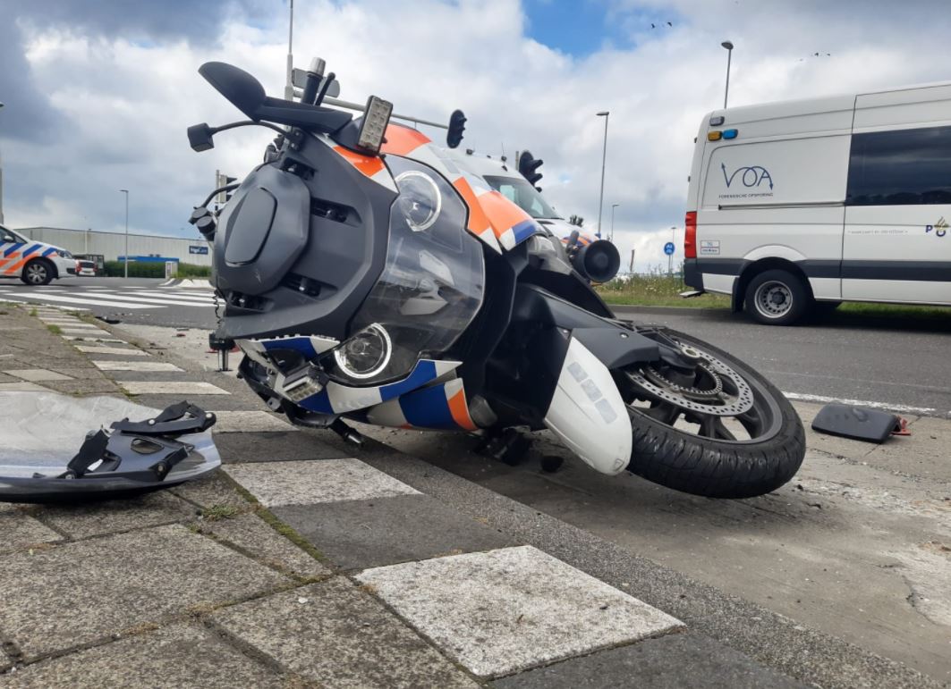 Motoragent overleden na aanrijding met vrachtwagen, chauffeur rijdt door
