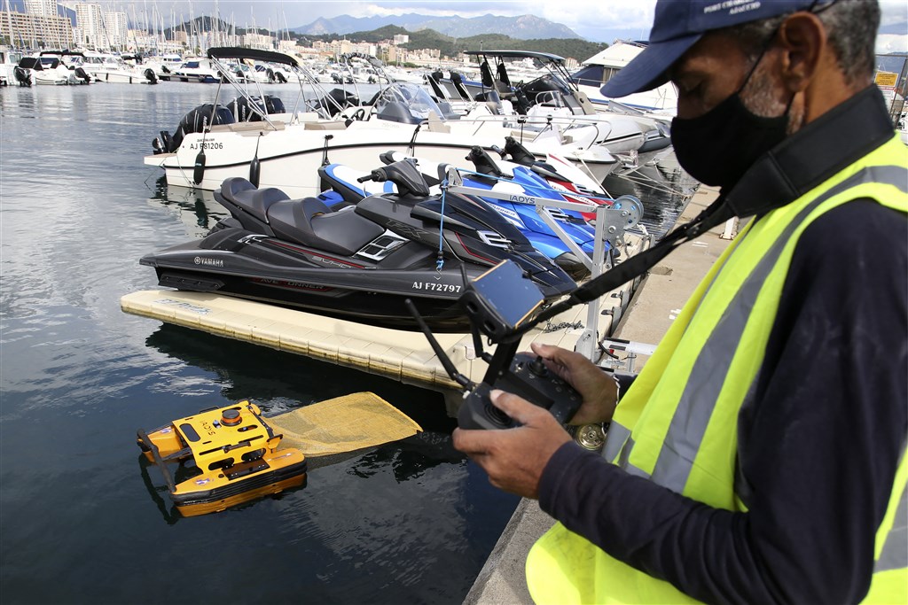 Stofzuigertje in zee: Franse robot 'hapt' afval van wateroppervlak