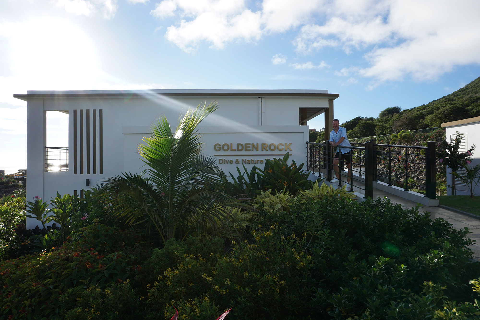 Rozenmiljonair Peter Barnhoorn opent resort op Sint Eustatius