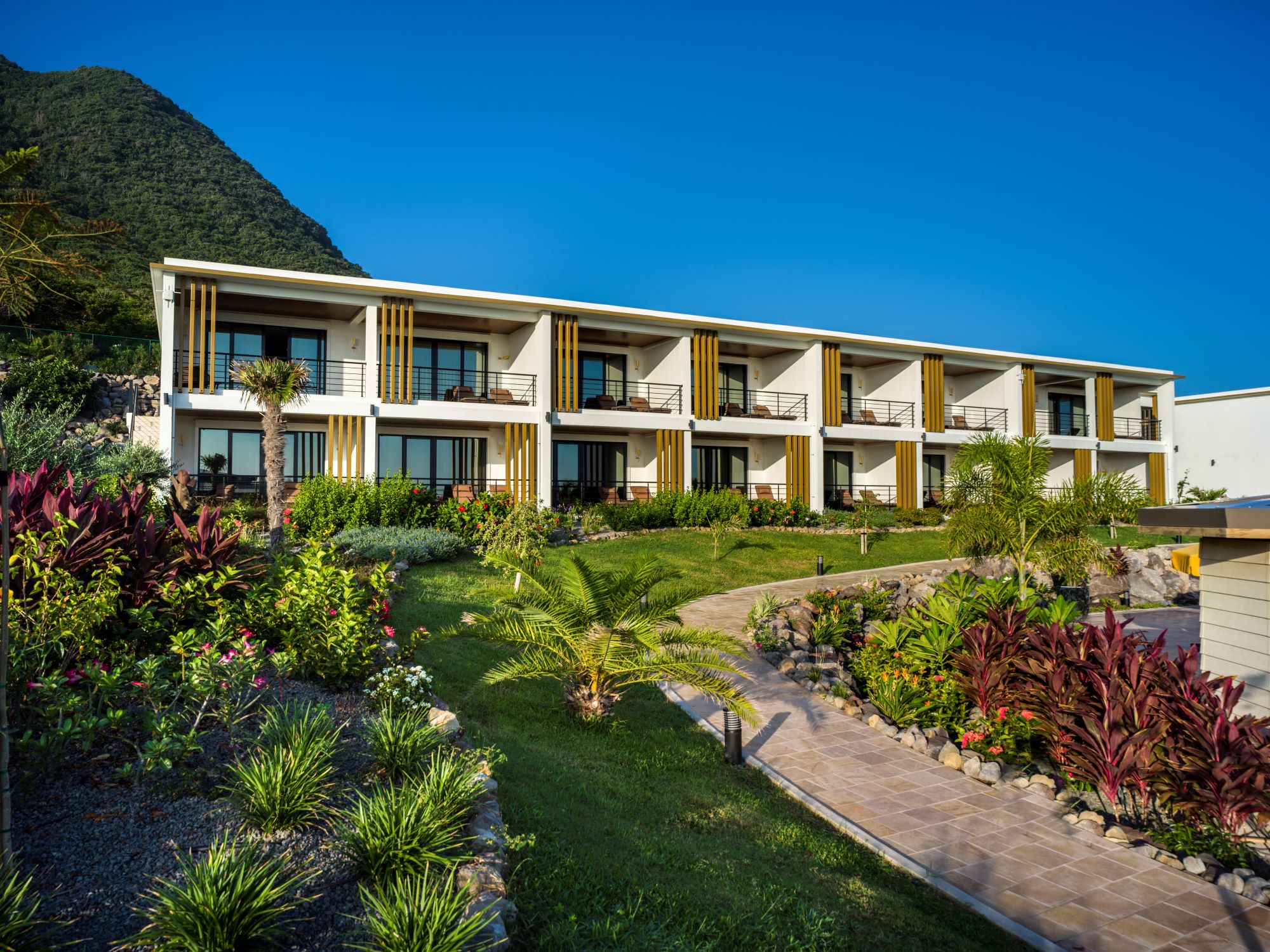 Rozenmiljonair Peter Barnhoorn opent resort op Sint Eustatius