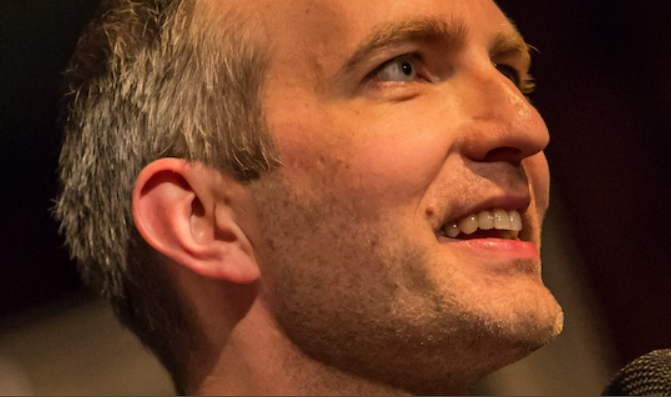 Coronapersconferentie-nieuwe stijl: plaatjes voegen weinig toe, tolk is ...