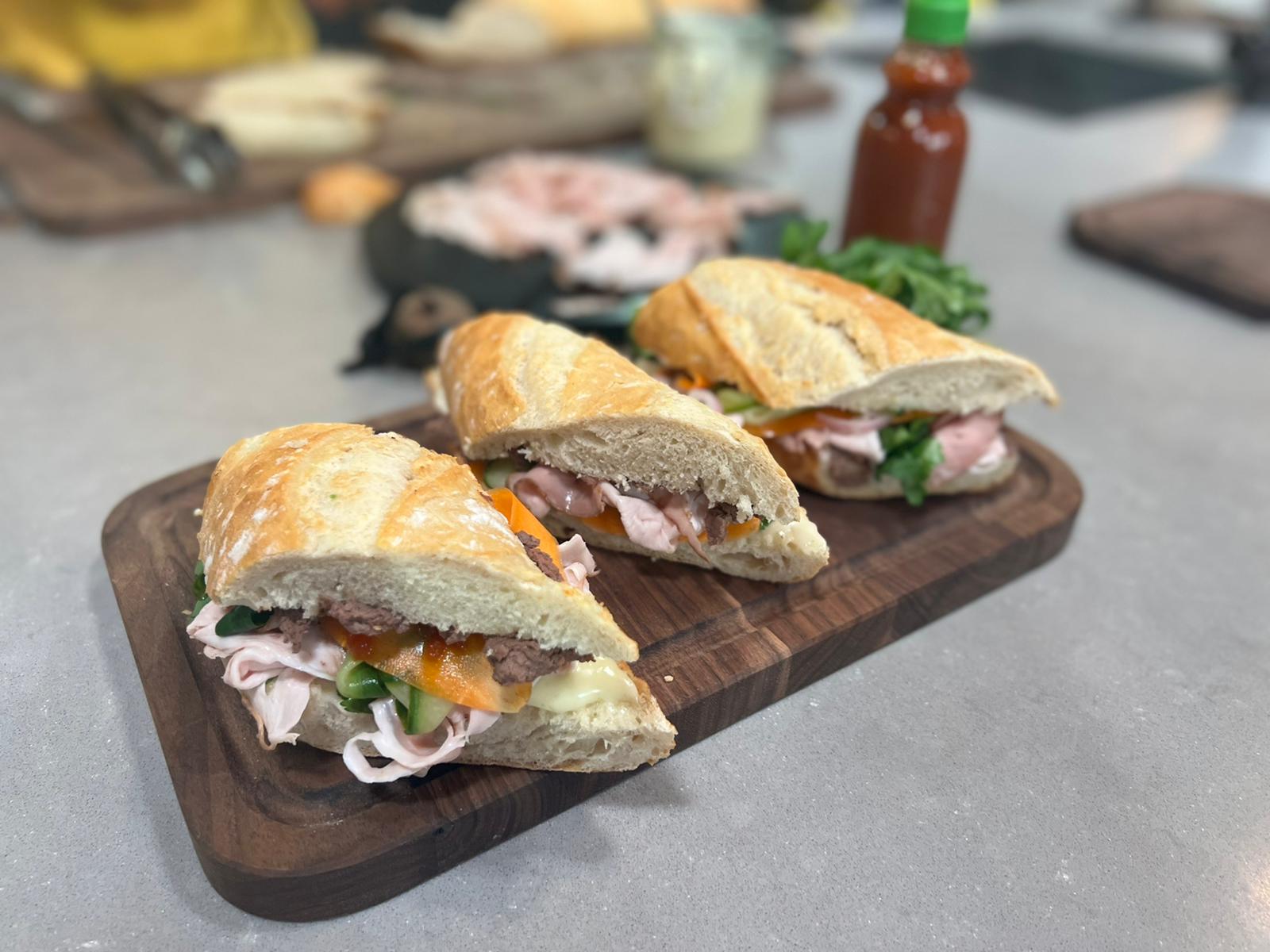 Báhn mì met ingelegde groenten, knoflookmayonaise én kippenleverpaté