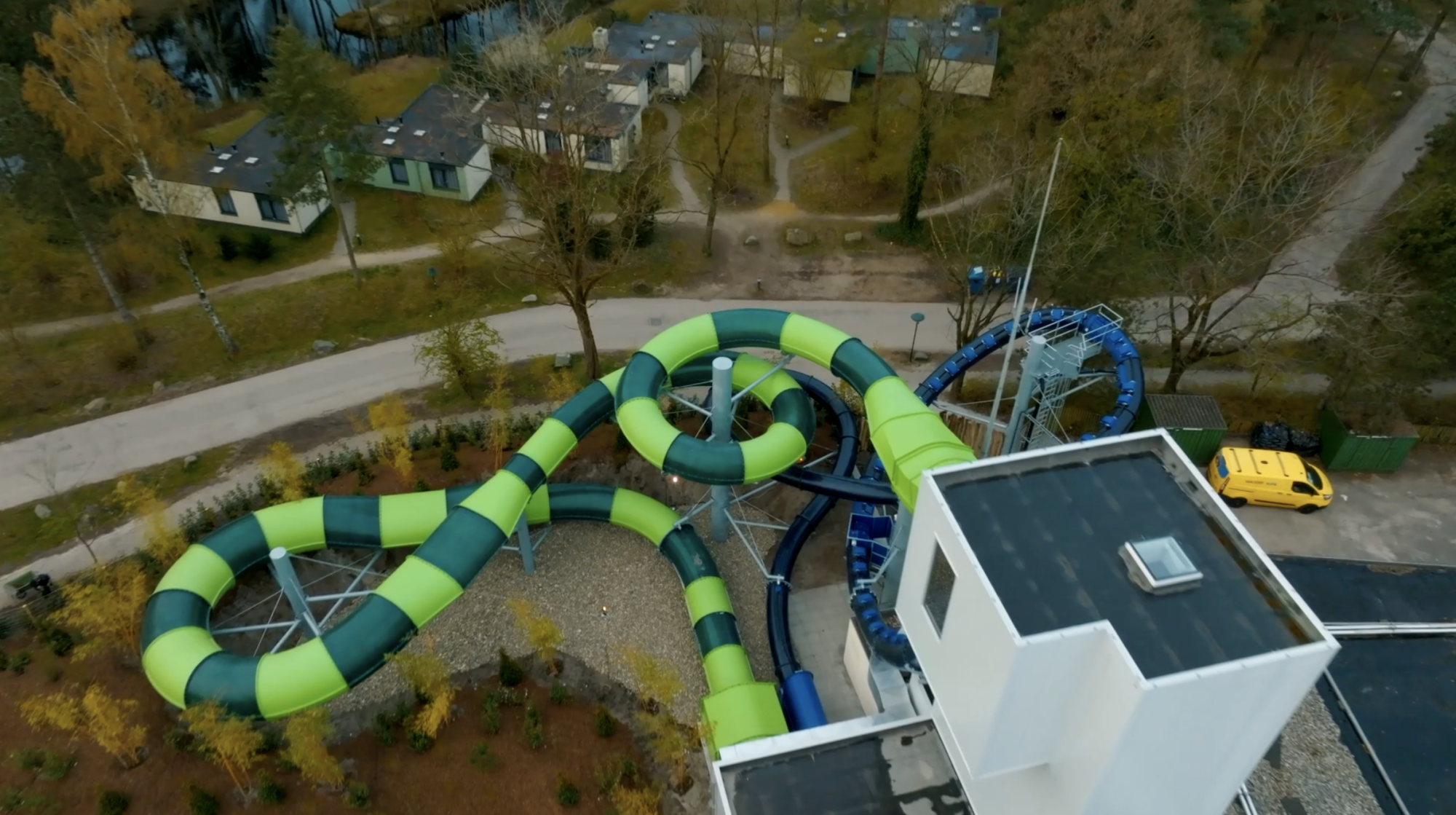 Eerste waterglijbaan met looping geopend: 'Als je te langzaam gaat kom ...