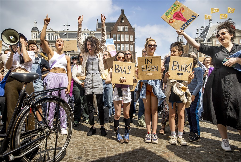 Honderden mensen demonstreren in Amsterdam voor recht op abortus