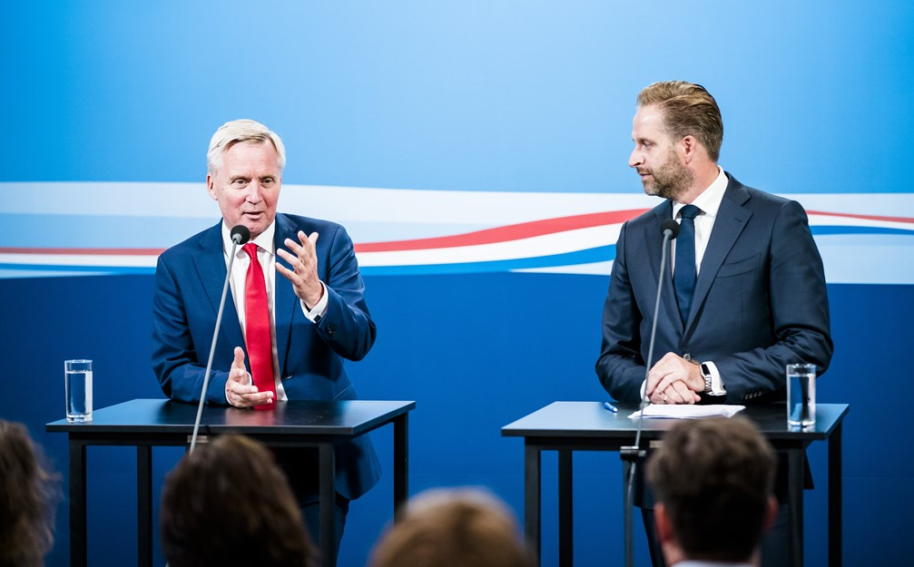 Lang en zwaar debat over asielbeleid kabinet: aanpak te slap of inhumaan?