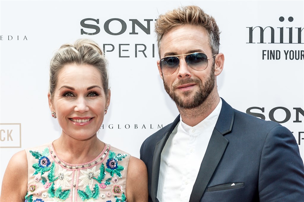 Tanja Jess feliciteert jarige Charly Luske met bijzonder gedicht