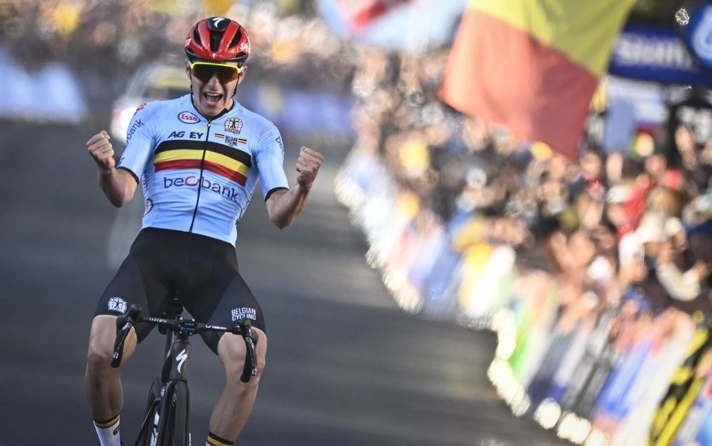Remco Evenepoel (22) wereldkampioen wielrennen na indrukwekkende solo