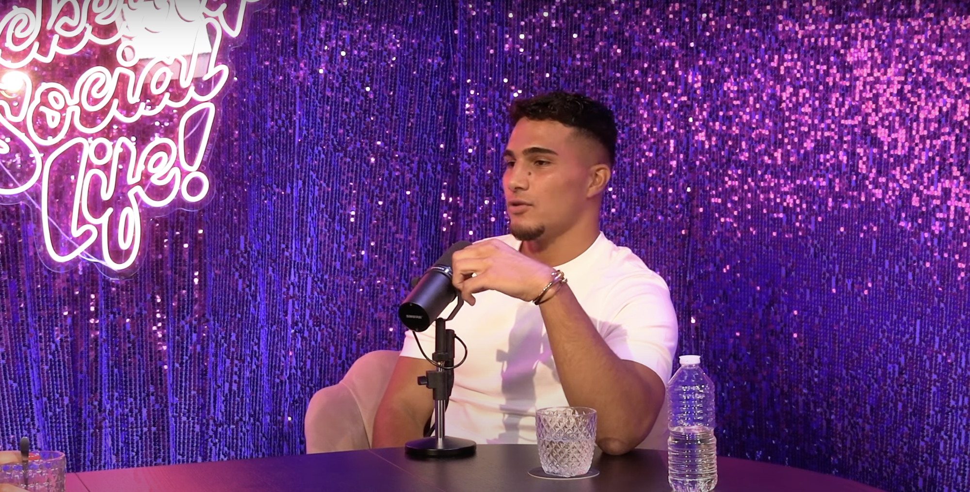 Love Island-ster Mert: 'Met één post verdien ik meer dan mijn ouders in ...