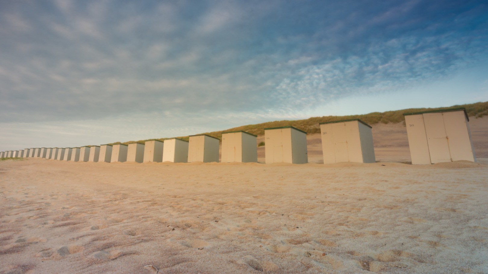 Duitse vrouwen in het donker aangereden door terreinwagen op Zeeuws strand