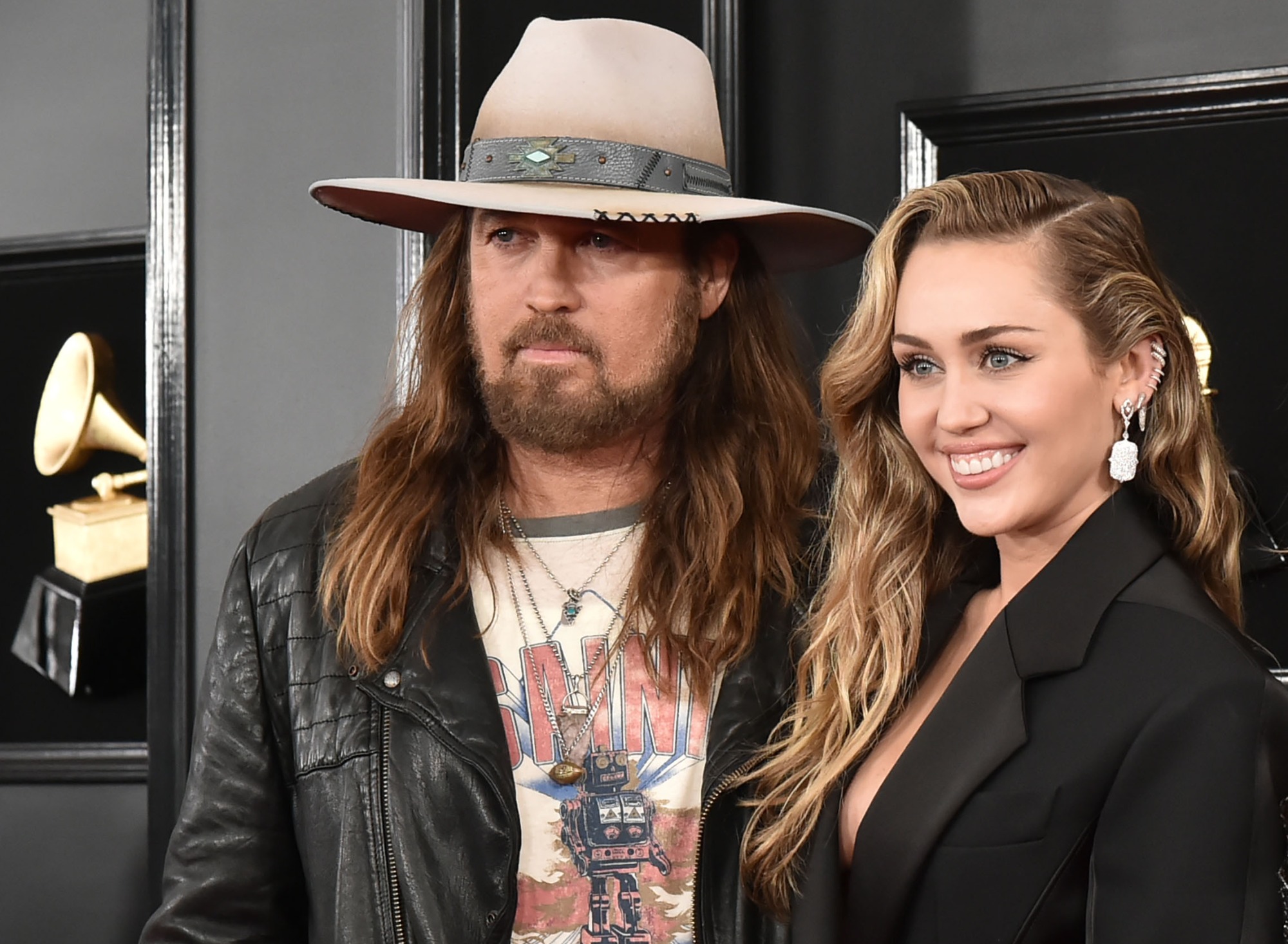 Billy Ray Cyrus verloofd met vriendin die jonger is dan oudste dochter ...