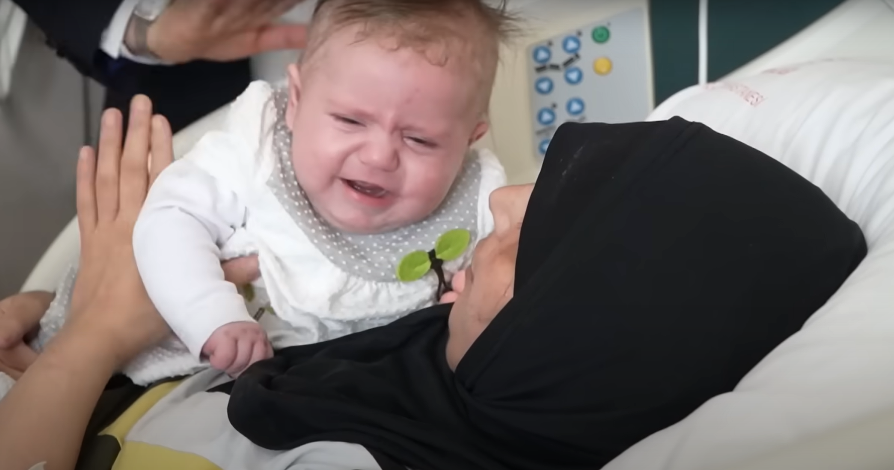 Uit het puin geredde baby en moeder na twee maanden eindelijk herenigd