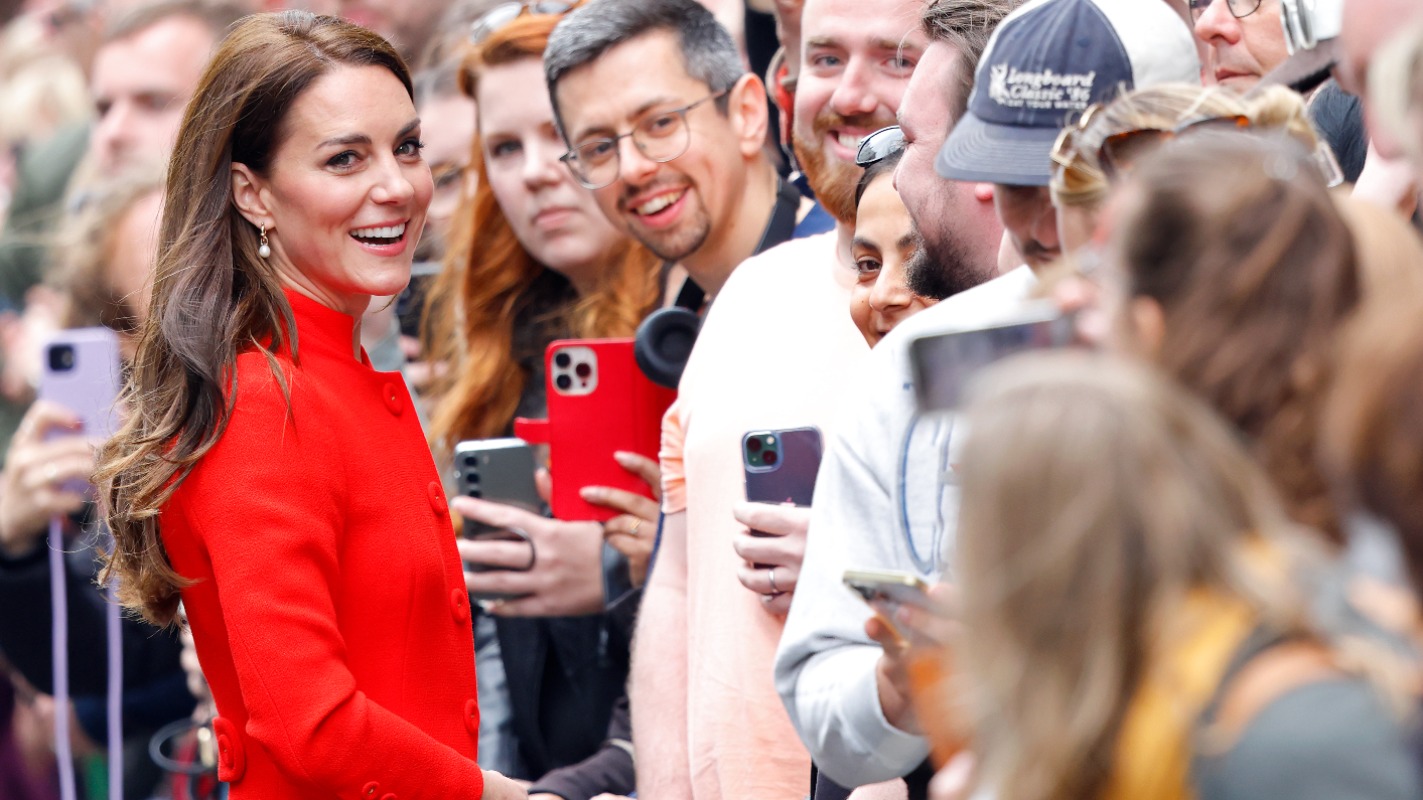 Bloemen, jurken, dit leveren Nederlanders voor de kroning van Charles