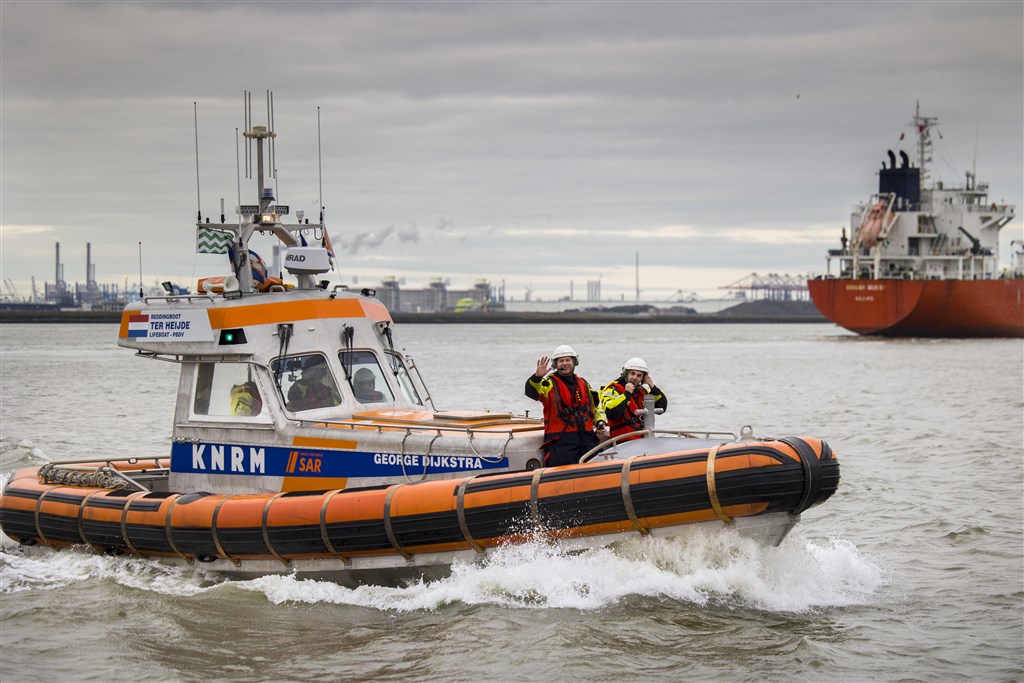 25 opvarenden van lekke zeilboot gered bij Vlieland