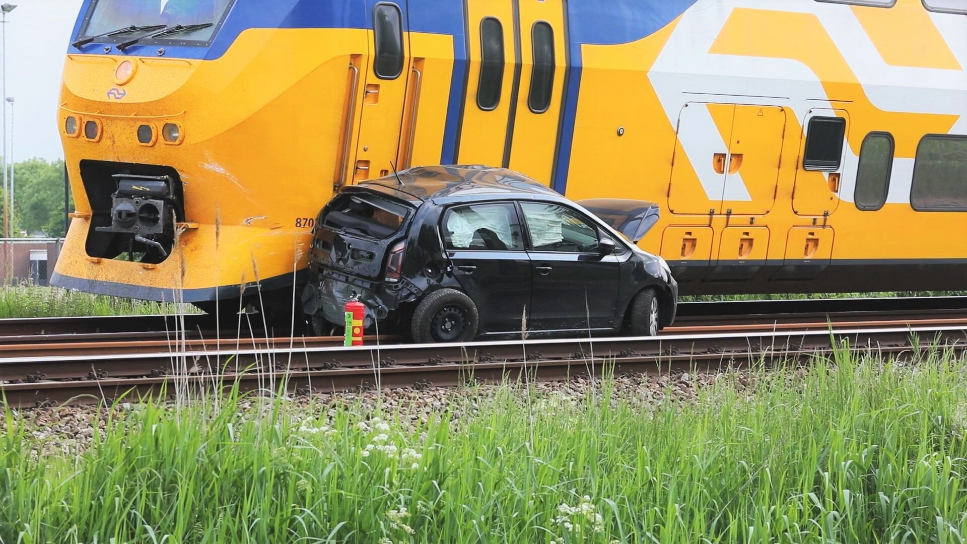Dit moet je doen als je met je auto op het spoor strandt