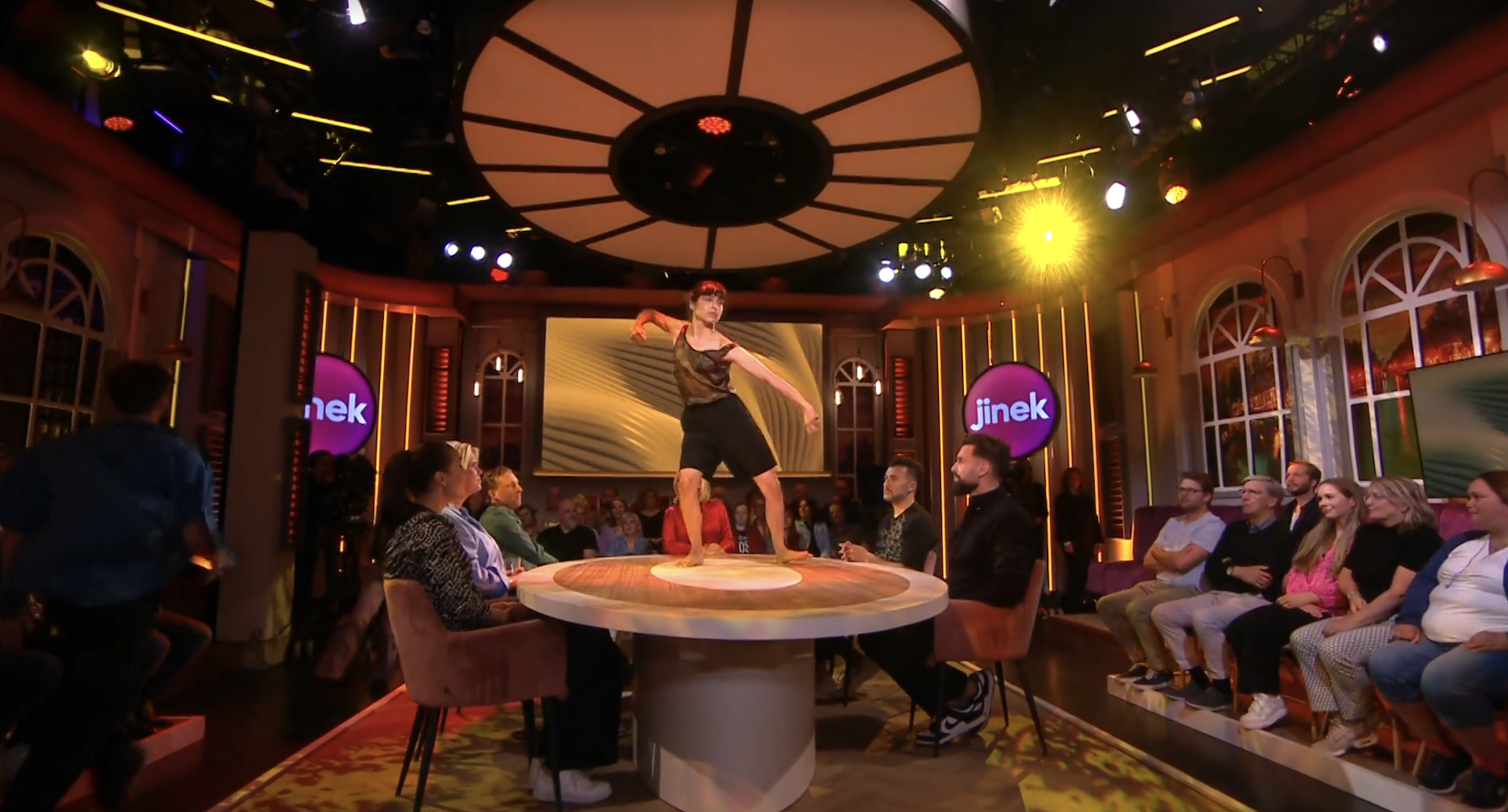 Peter Pannenkoek verrast Eva Jinek live op tv met dansoptreden