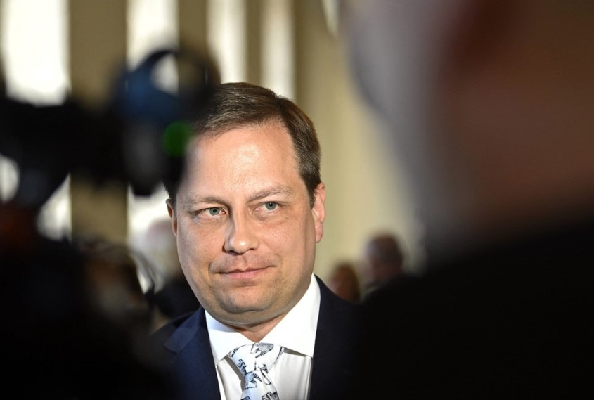 Finse minister treedt al na tien dagen af om nazigrap