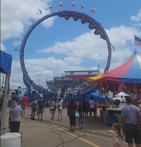 Achtbaan valt stil in looping in VS, acht mensen zitten uren vast