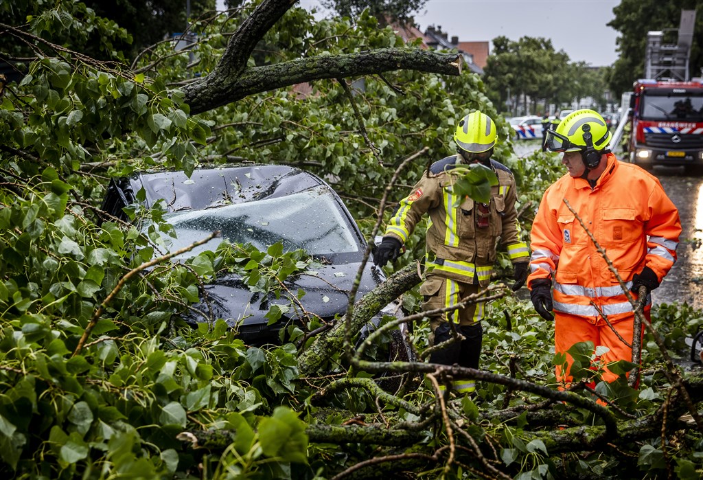 Extra uitzendingen op RTL Z en RTL 4: storm Poly raast over Nederland