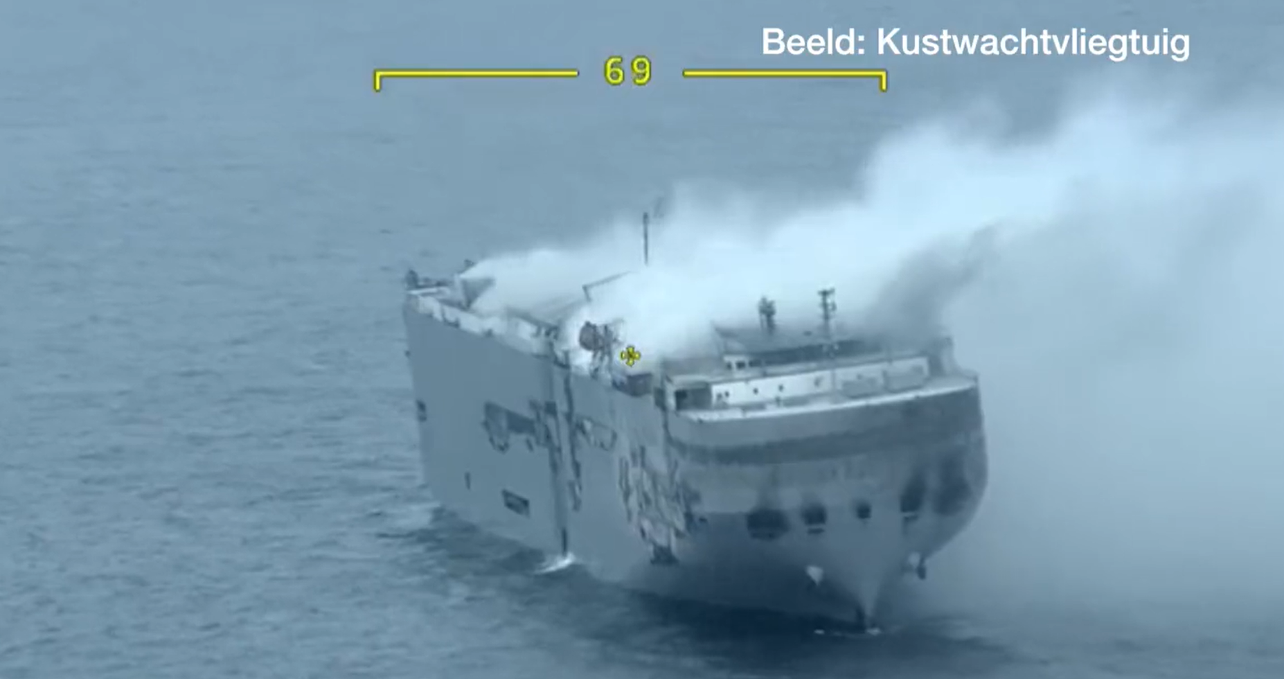 Nieuwe noodverbinding met brandend schip Noordzee, vuur iets minder heftig