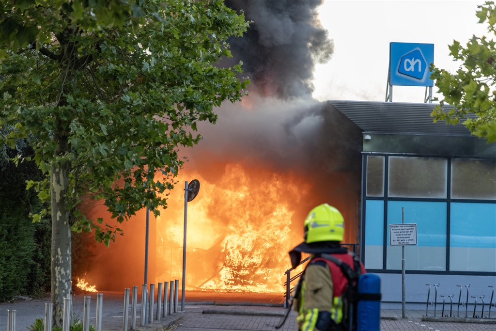 Brand Albert Heijn Haarlem: vier straten afgezet, 50 woningen ontruimd