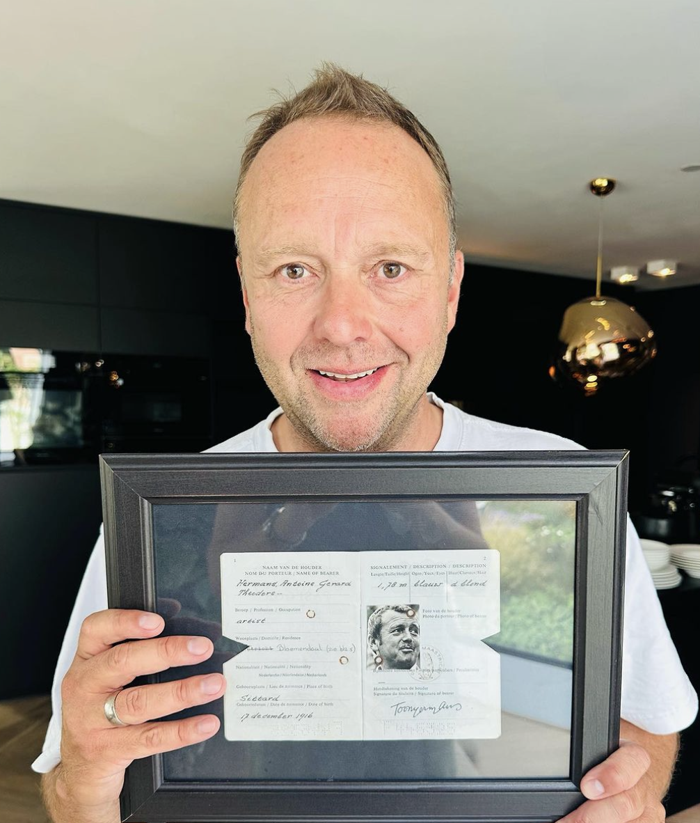 Richard Groenendijk ontvangt paspoort van Toon Hermans